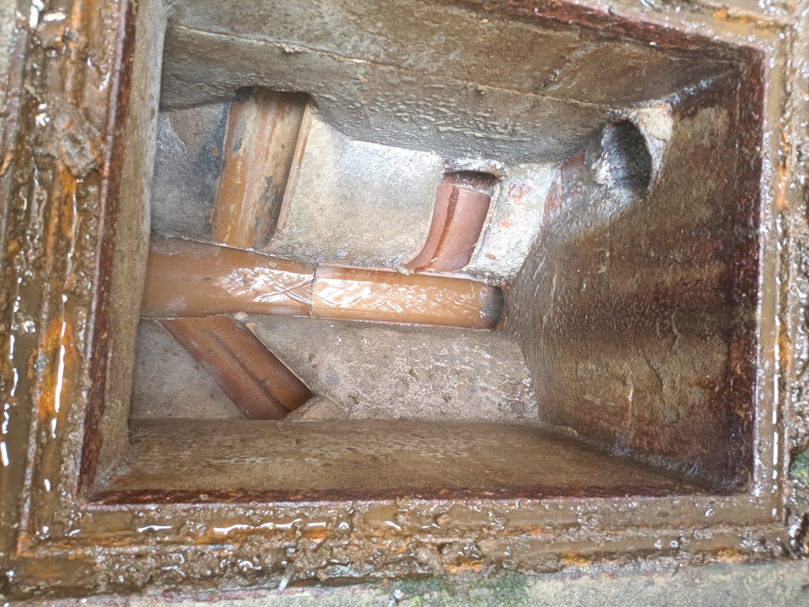 A Drainage Engineer’s Guide to Unblocking Drains - DrainHub.UK